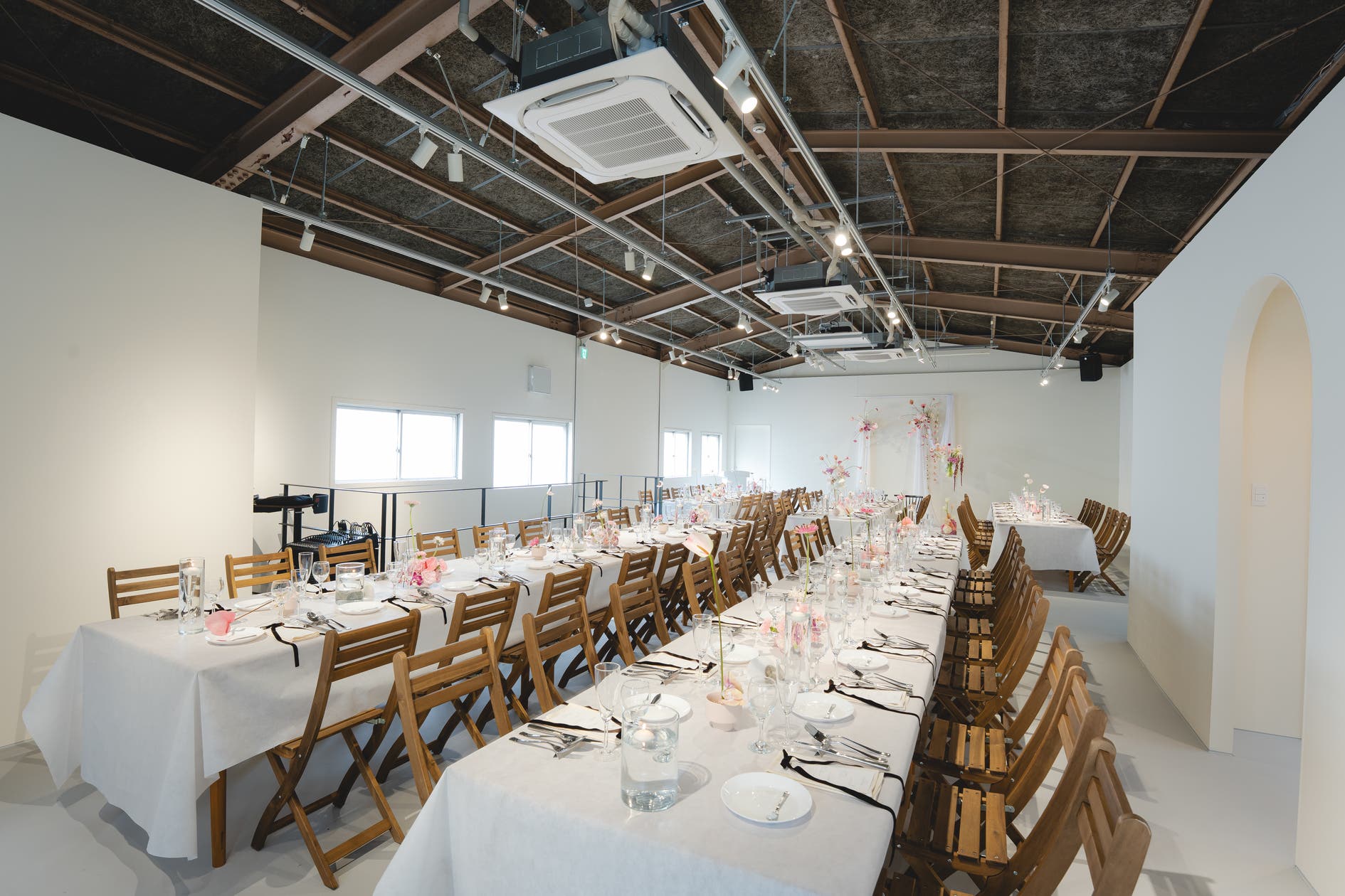 天井高4m超のメインフロアは100㎡超/2フロアで利用方法は無限大の写真9