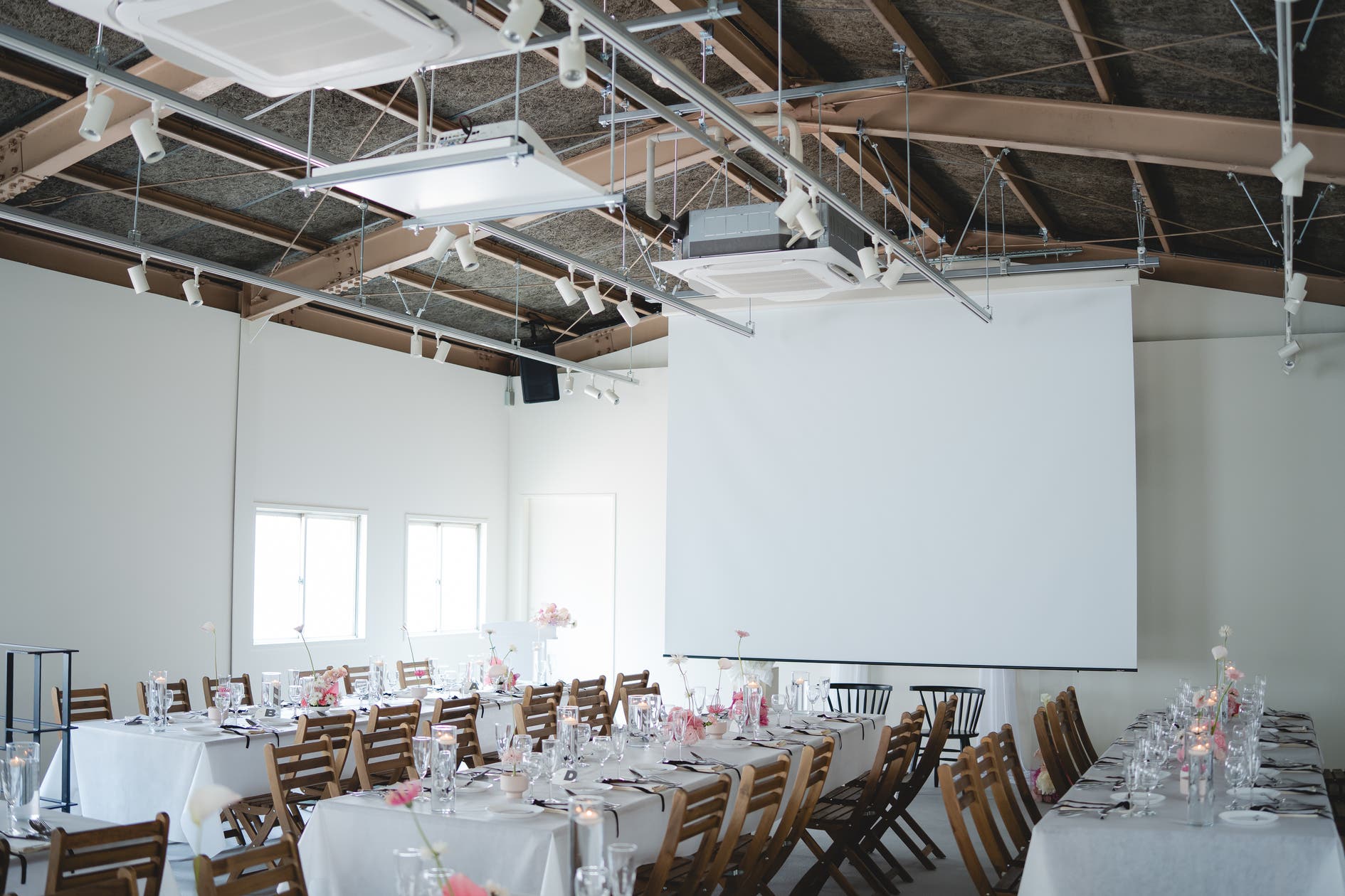 天井高4m超のメインフロアは100㎡超/2フロアで利用方法は無限大の写真11