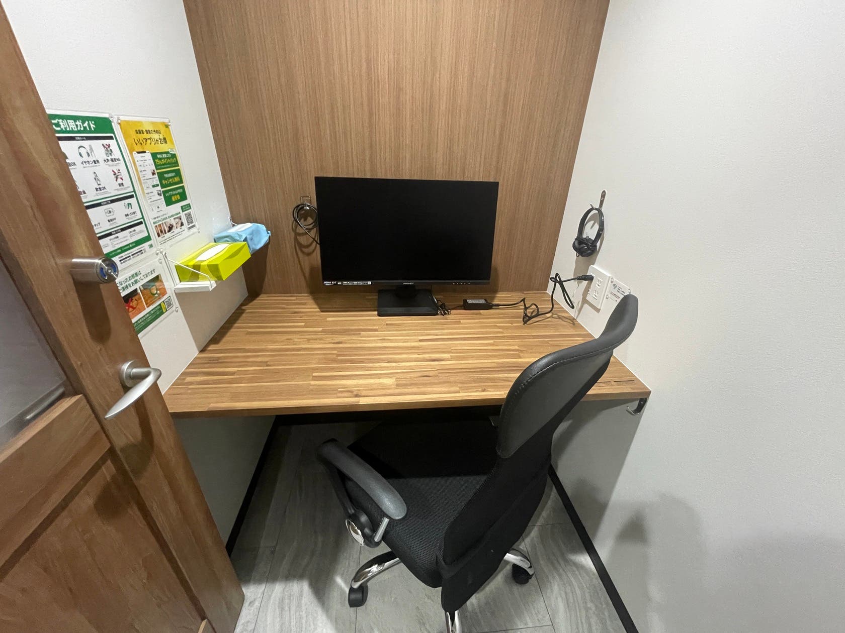 【神田駅から徒歩1分】モニター・フリードリンク付き1名個室（ブース6）※予約時間前は入室不可の写真3