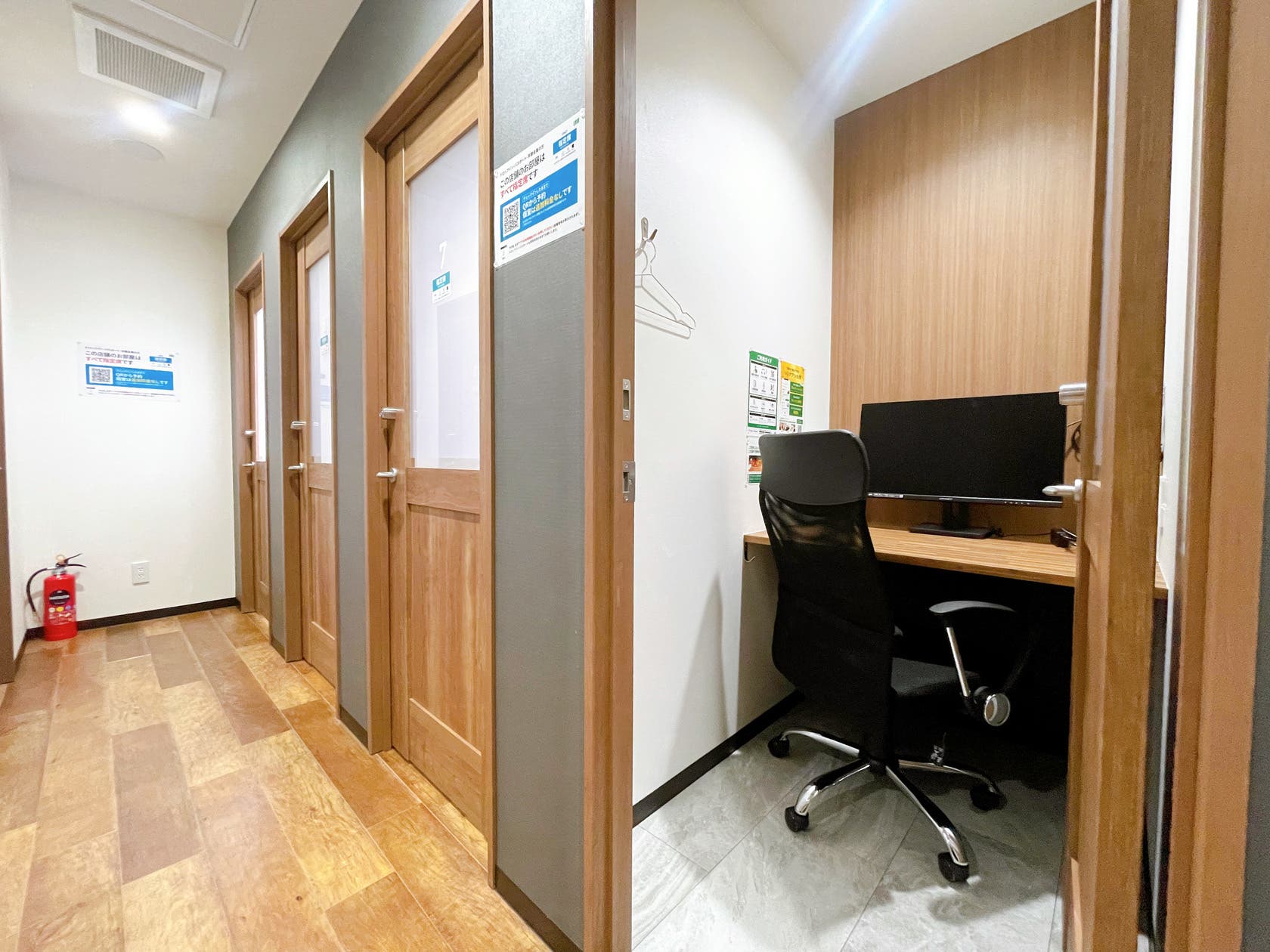 【神田駅から徒歩1分】モニター・フリードリンク付き1名個室（ブース6）※予約時間前は入室不可の写真4