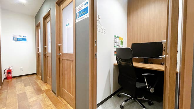 【神田駅から徒歩1分】モニター・フリードリンク付き1名個室(ブース10)※予約時間前は入室不可の写真4