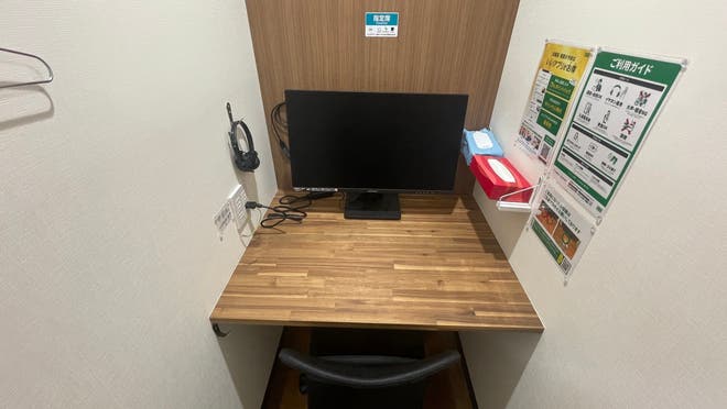 【神田駅から徒歩1分】モニター・フリードリンク付き1名半個室(ブース19)※予約時間前は入室不可の写真1