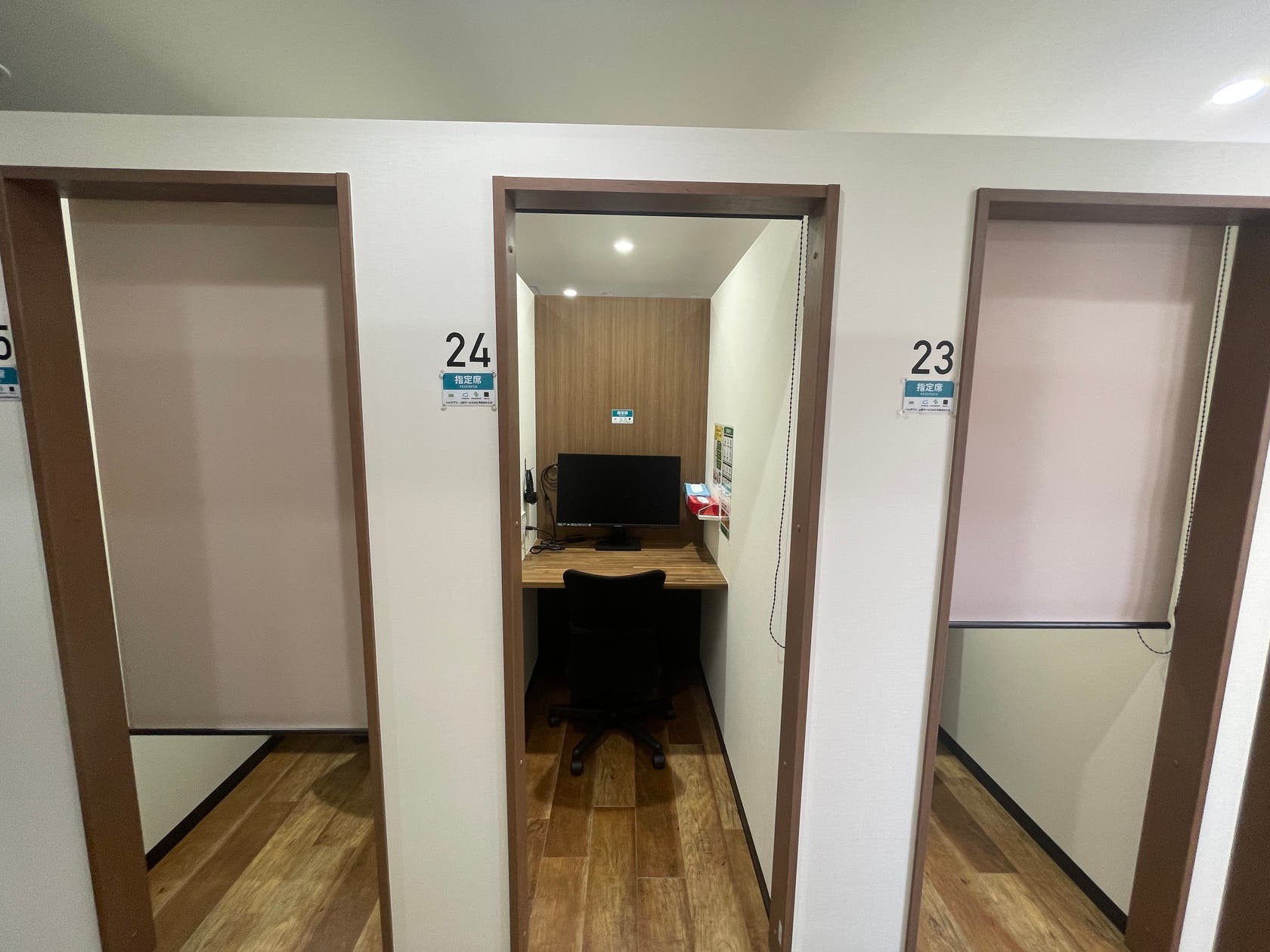 【神田駅から徒歩1分】モニター・フリードリンク付き1名半個室（ブース20）※予約時間前は入室不可の写真2