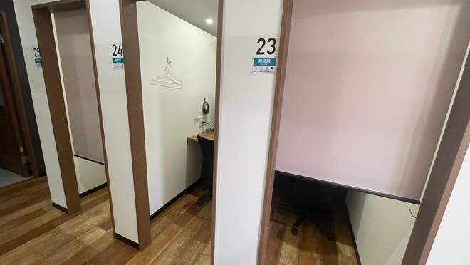 【神田駅から徒歩1分】モニター・フリードリンク付き1名半個室(ブース23)※予約時間前は入室不可の写真3