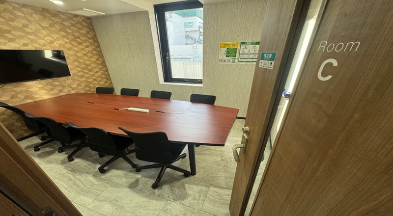 【神田駅から徒歩1分】モニター・フリードリンク付き8名会議室（Room C）※予約時間前は入室不可
