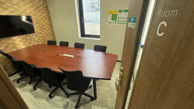 【神田駅から徒歩1分】モニター・フリードリンク付き8名会議室(Room C)※予約時間前は入室不可の写真1