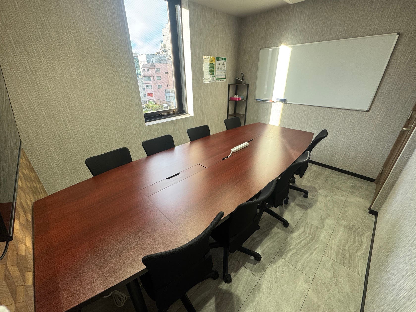 【神田駅から徒歩1分】モニター・フリードリンク付き8名会議室（Room C）※予約時間前は入室不可の写真2