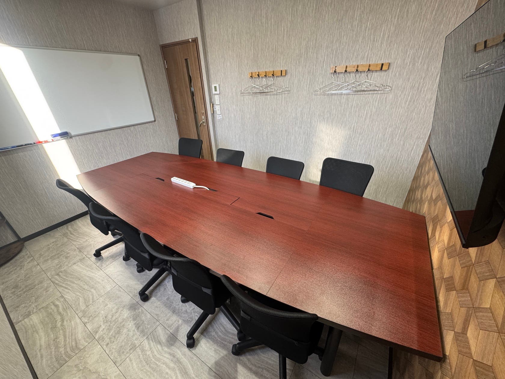 【神田駅から徒歩1分】モニター・フリードリンク付き8名会議室（Room C）※予約時間前は入室不可の写真3