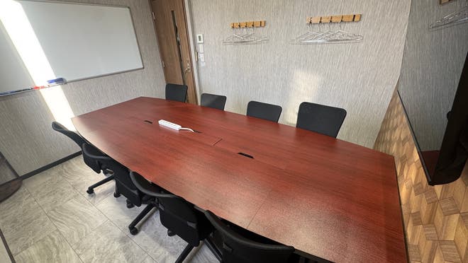 【神田駅から徒歩1分】モニター・フリードリンク付き8名会議室(Room C)※予約時間前は入室不可の写真3