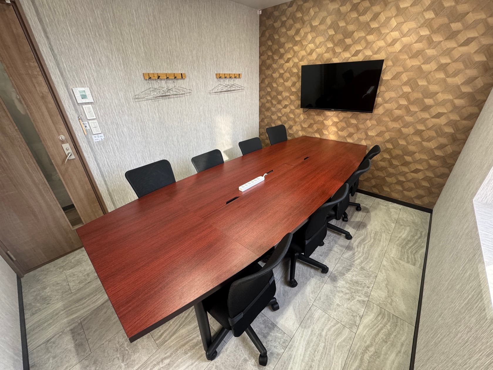 【神田駅から徒歩1分】モニター・フリードリンク付き8名会議室（Room C）※予約時間前は入室不可の写真4