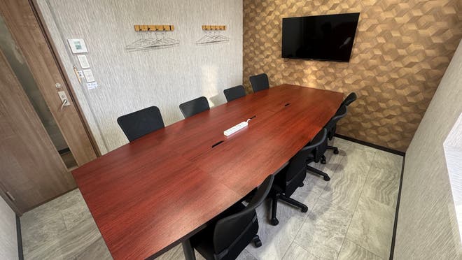 【神田駅から徒歩1分】モニター・フリードリンク付き8名会議室(Room C)※予約時間前は入室不可の写真4