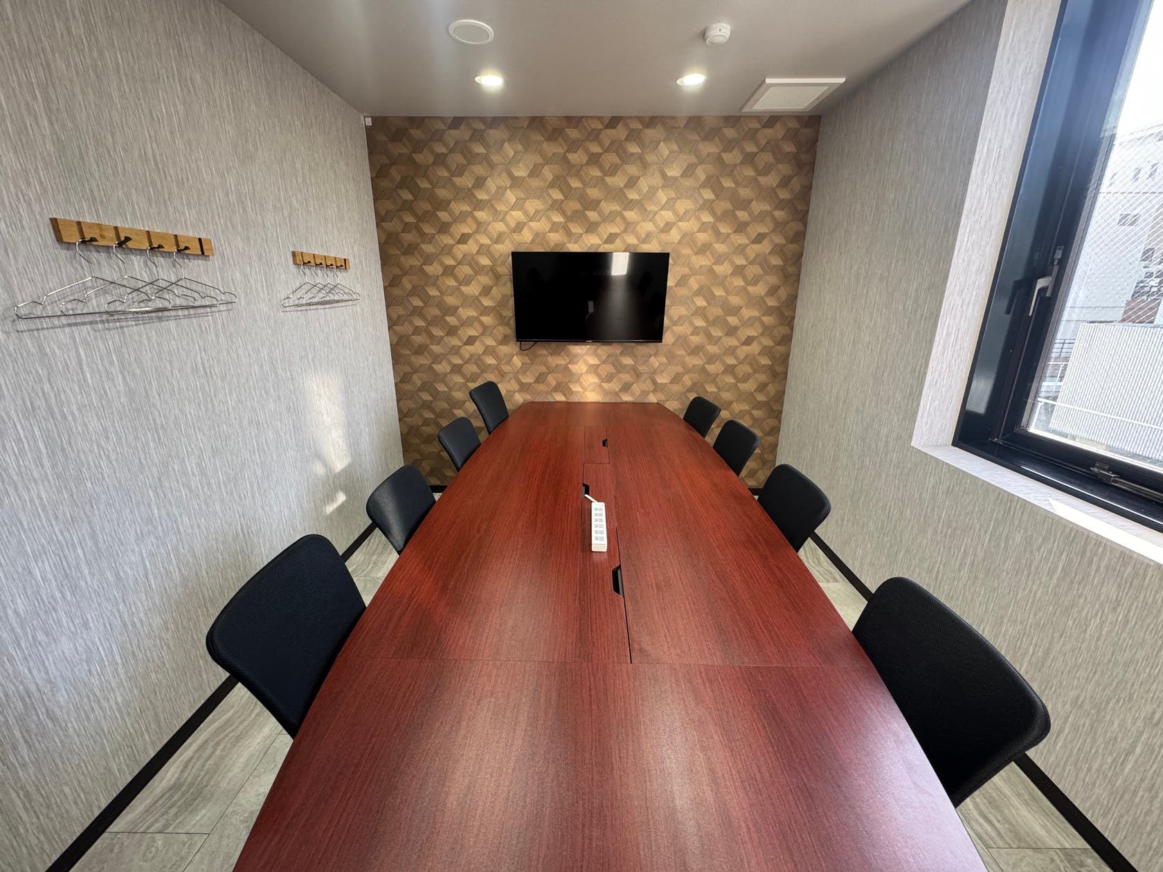 【神田駅から徒歩1分】モニター・フリードリンク付き8名会議室（Room C）※予約時間前は入室不可の写真5