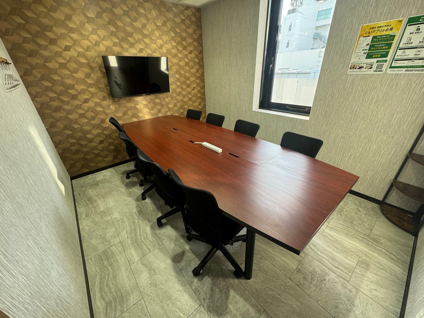 【神田駅から徒歩1分】モニター・フリードリンク付き8名会議室（Room C）※予約時間前は入室不可の写真6