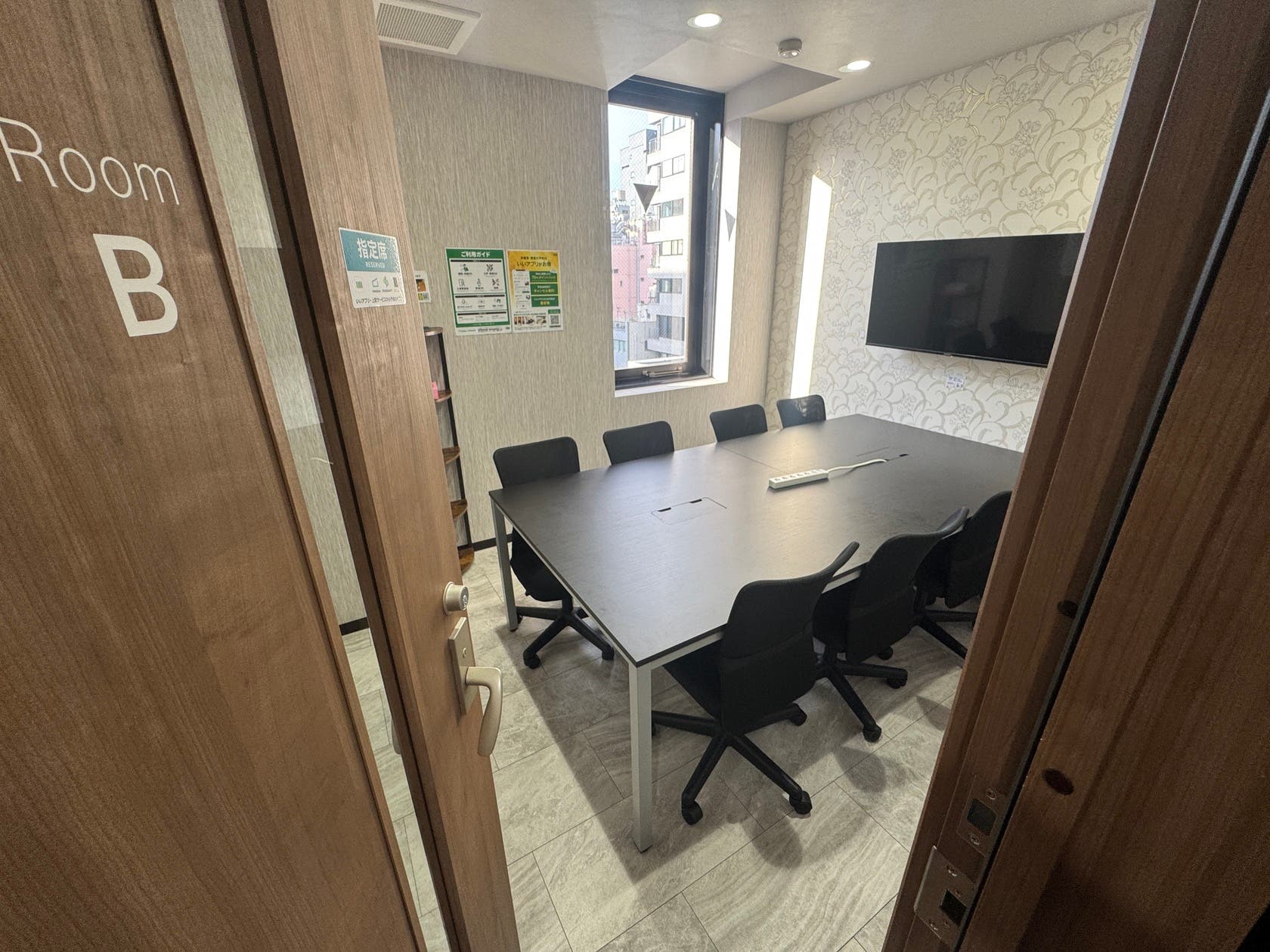 【神田駅から徒歩1分】モニター・フリードリンク付き8名会議室（Room B）※予約時間前は入室不可の写真1