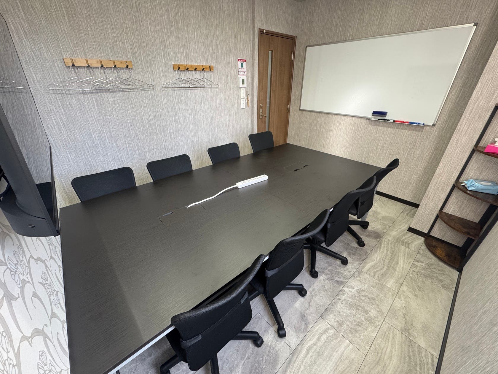 【神田駅から徒歩1分】モニター・フリードリンク付き8名会議室（Room B）※予約時間前は入室不可の写真3