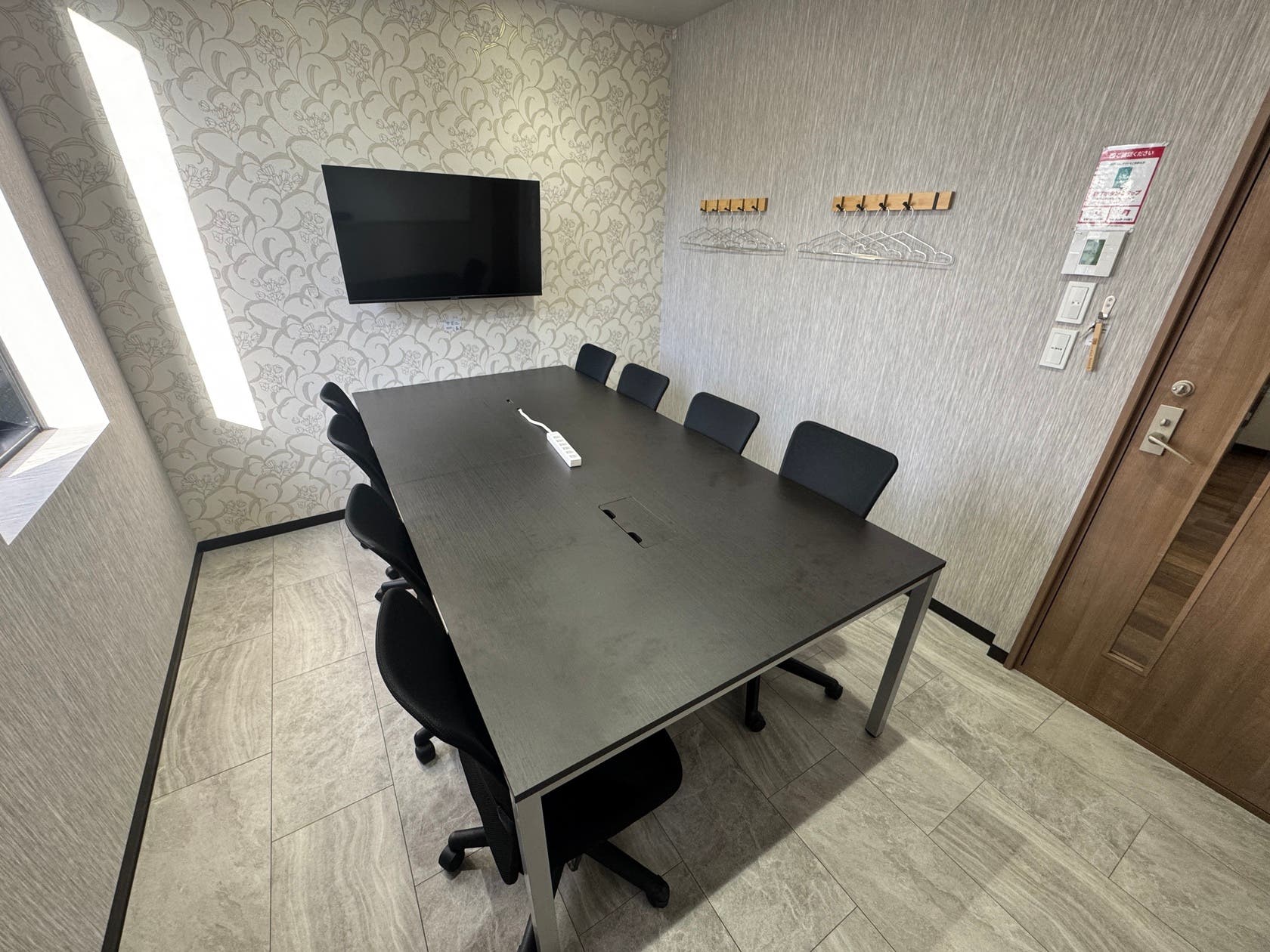 【神田駅から徒歩1分】モニター・フリードリンク付き8名会議室（Room B）※予約時間前は入室不可の写真4