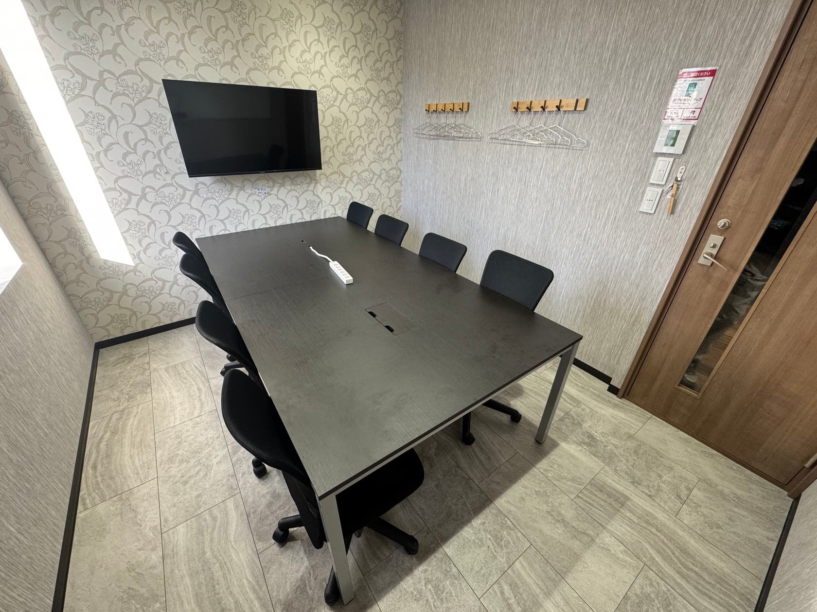 【神田駅から徒歩1分】モニター・フリードリンク付き8名会議室（Room B）※予約時間前は入室不可の写真5