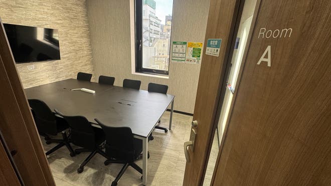 【神田駅から徒歩1分】モニター・フリードリンク付き8名会議室(Room A)※予約時間前は入室不可の写真1