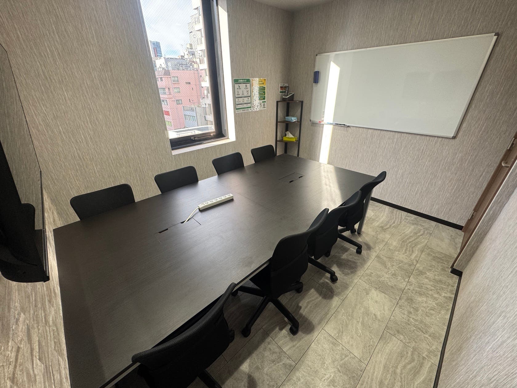 【神田駅から徒歩1分】モニター・フリードリンク付き8名会議室（Room A）※予約時間前は入室不可の写真2