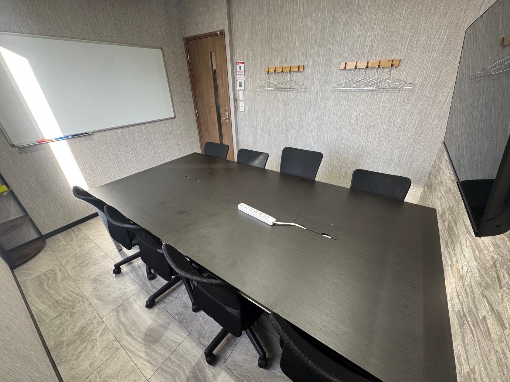 【神田駅から徒歩1分】モニター・フリードリンク付き8名会議室（Room A）※予約時間前は入室不可の写真3