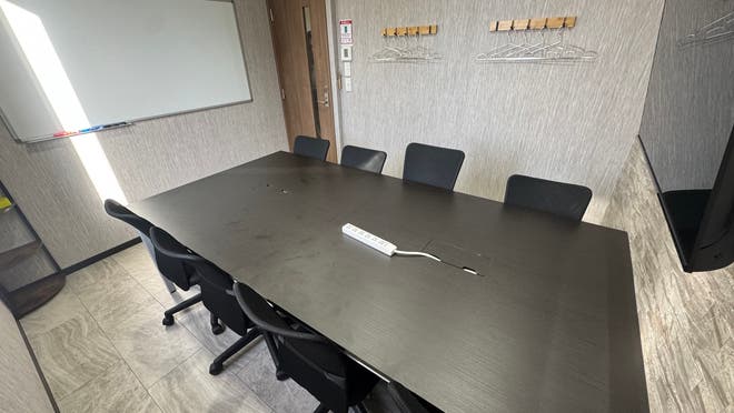 【神田駅から徒歩1分】モニター・フリードリンク付き8名会議室(Room A)※予約時間前は入室不可の写真3