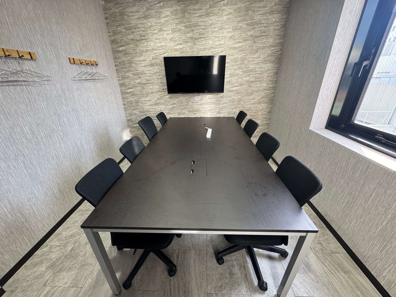 【神田駅から徒歩1分】モニター・フリードリンク付き8名会議室（Room A）※予約時間前は入室不可の写真4