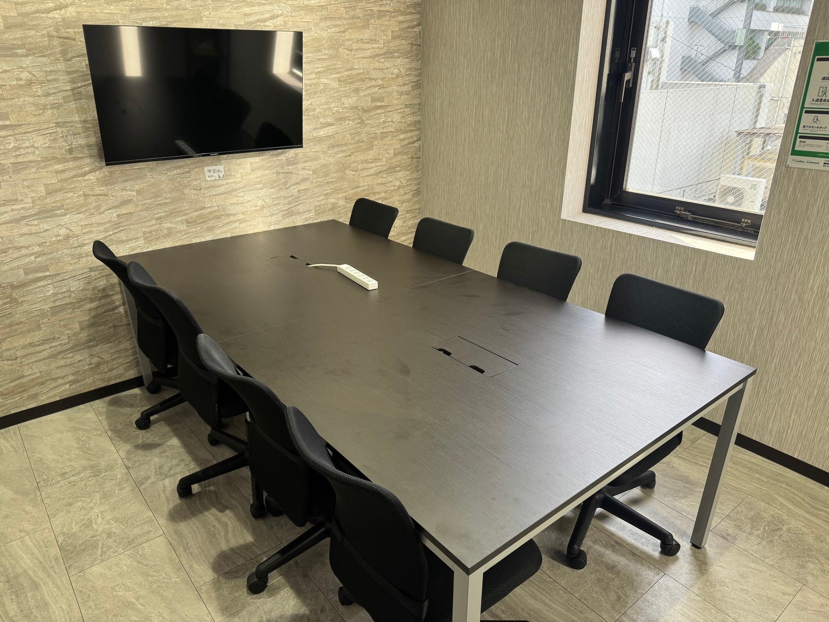 【神田駅から徒歩1分】モニター・フリードリンク付き8名会議室（Room A）※予約時間前は入室不可の写真6