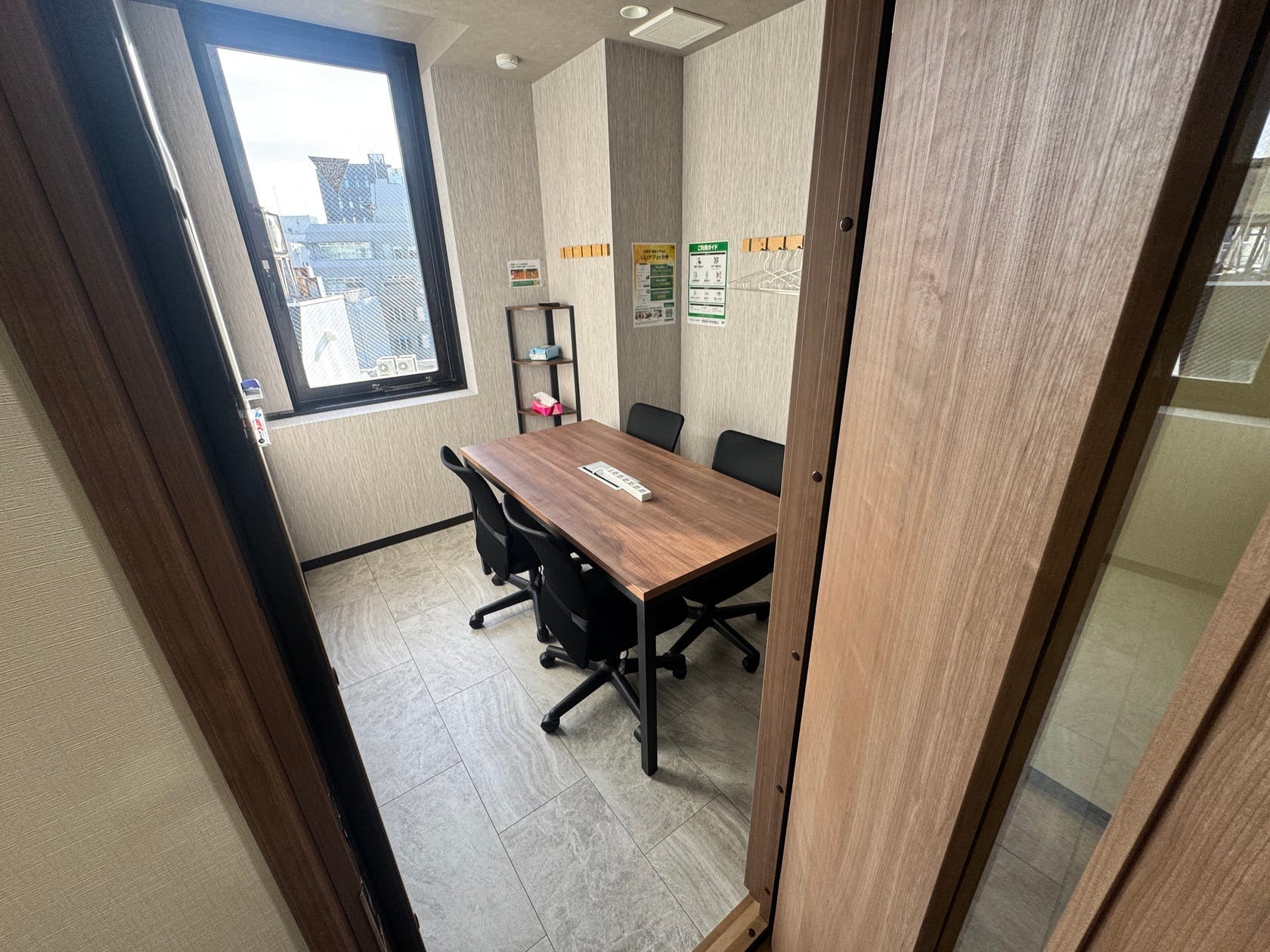 【神田駅から徒歩1分】モニター・フリードリンク付き4名会議室（Room G）※予約時間前は入室不可の写真1