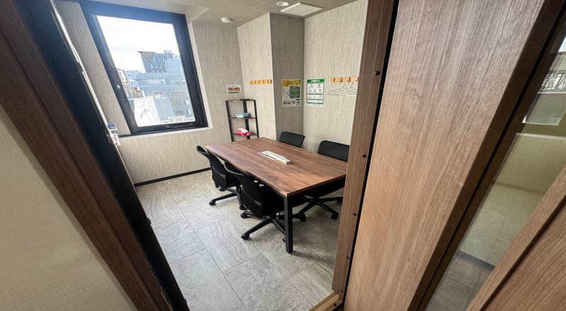 【神田駅から徒歩1分】モニター・フリードリンク付き4名会議室（Room G）※予約時間前は入室不可