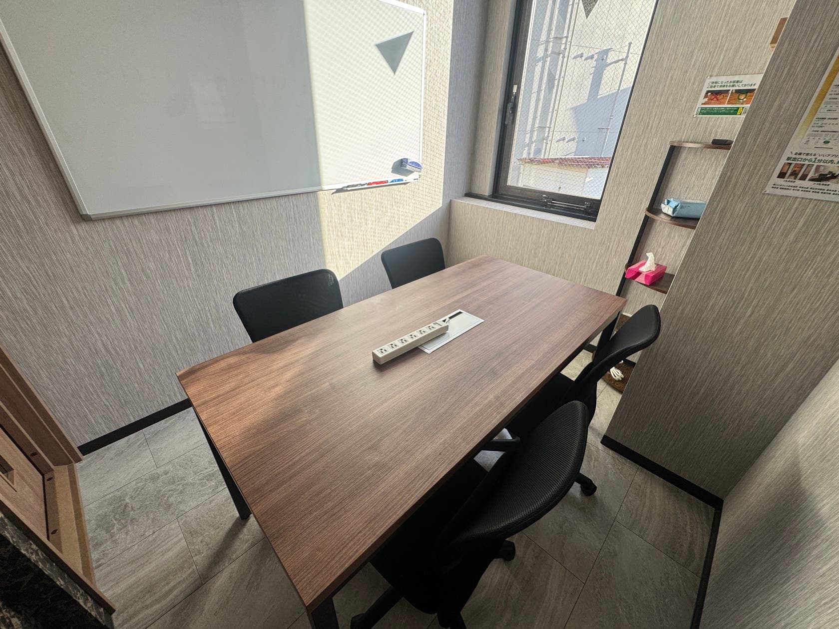 【神田駅から徒歩1分】モニター・フリードリンク付き4名会議室（Room G）※予約時間前は入室不可の写真2