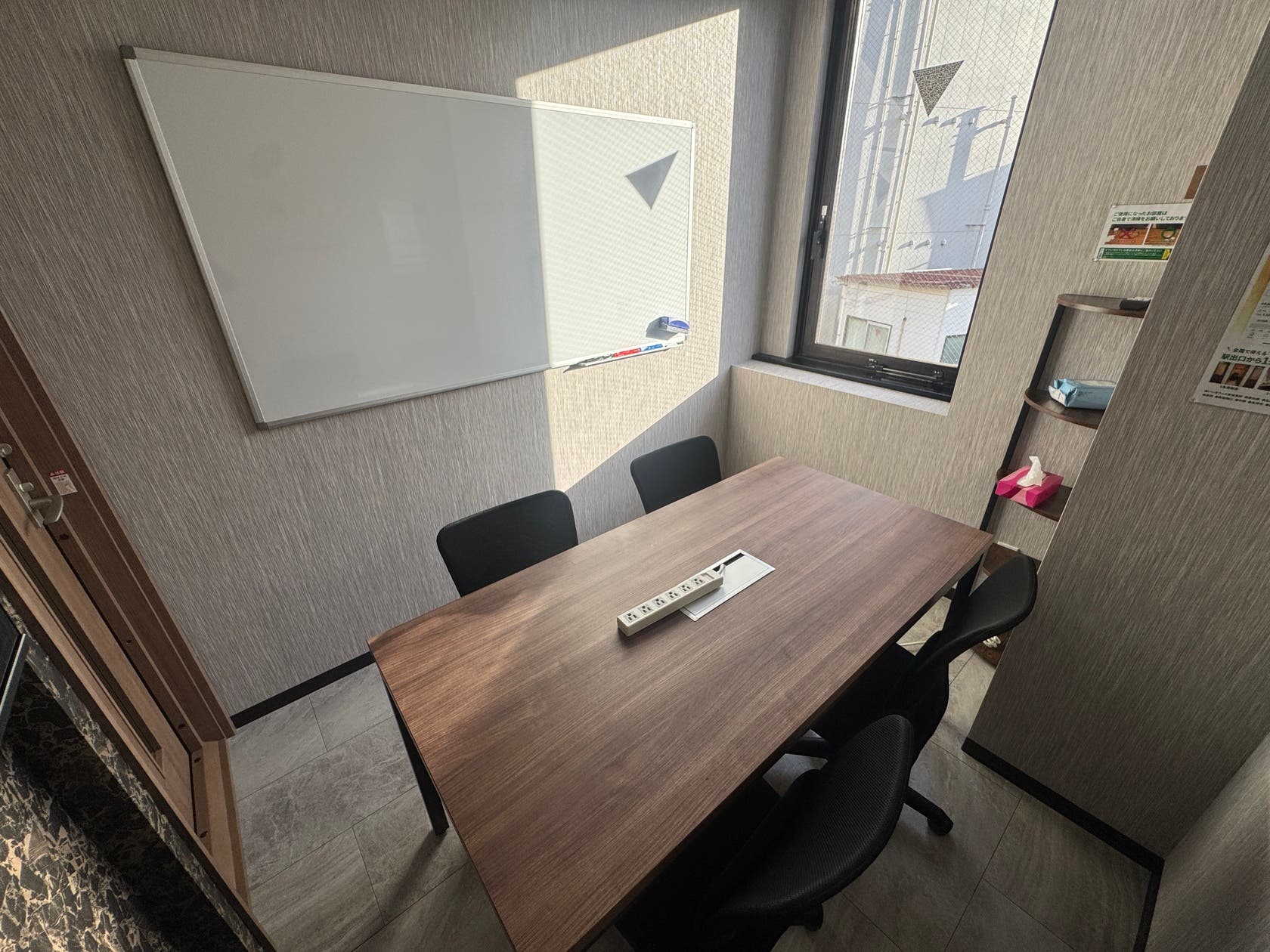 【神田駅から徒歩1分】モニター・フリードリンク付き4名会議室（Room G）※予約時間前は入室不可の写真3