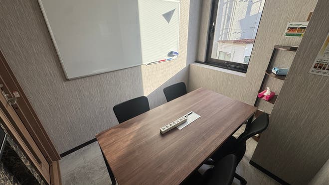 【神田駅から徒歩1分】モニター・フリードリンク付き4名会議室(Room G)※予約時間前は入室不可の写真3