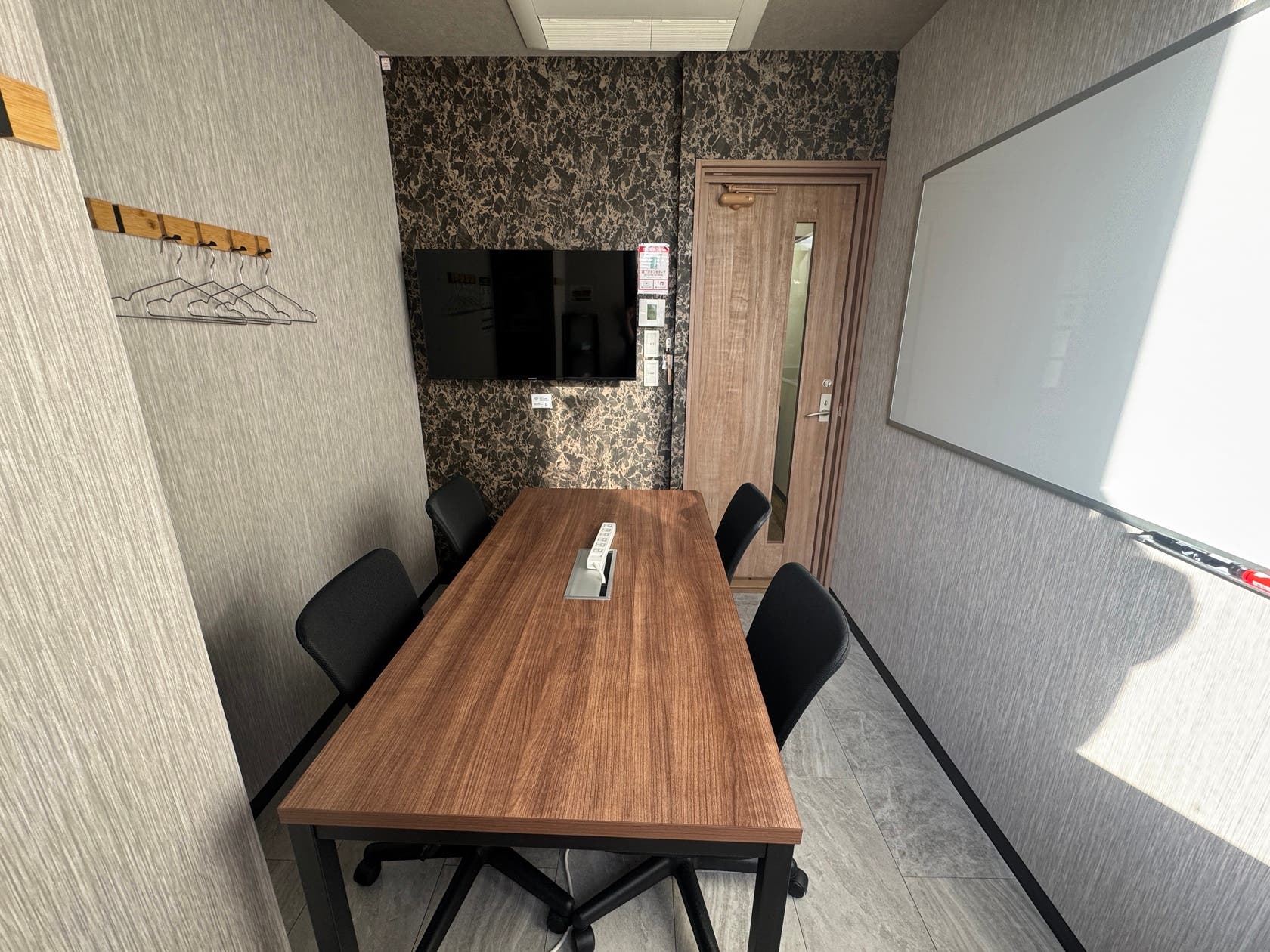 【神田駅から徒歩1分】モニター・フリードリンク付き4名会議室（Room G）※予約時間前は入室不可の写真4