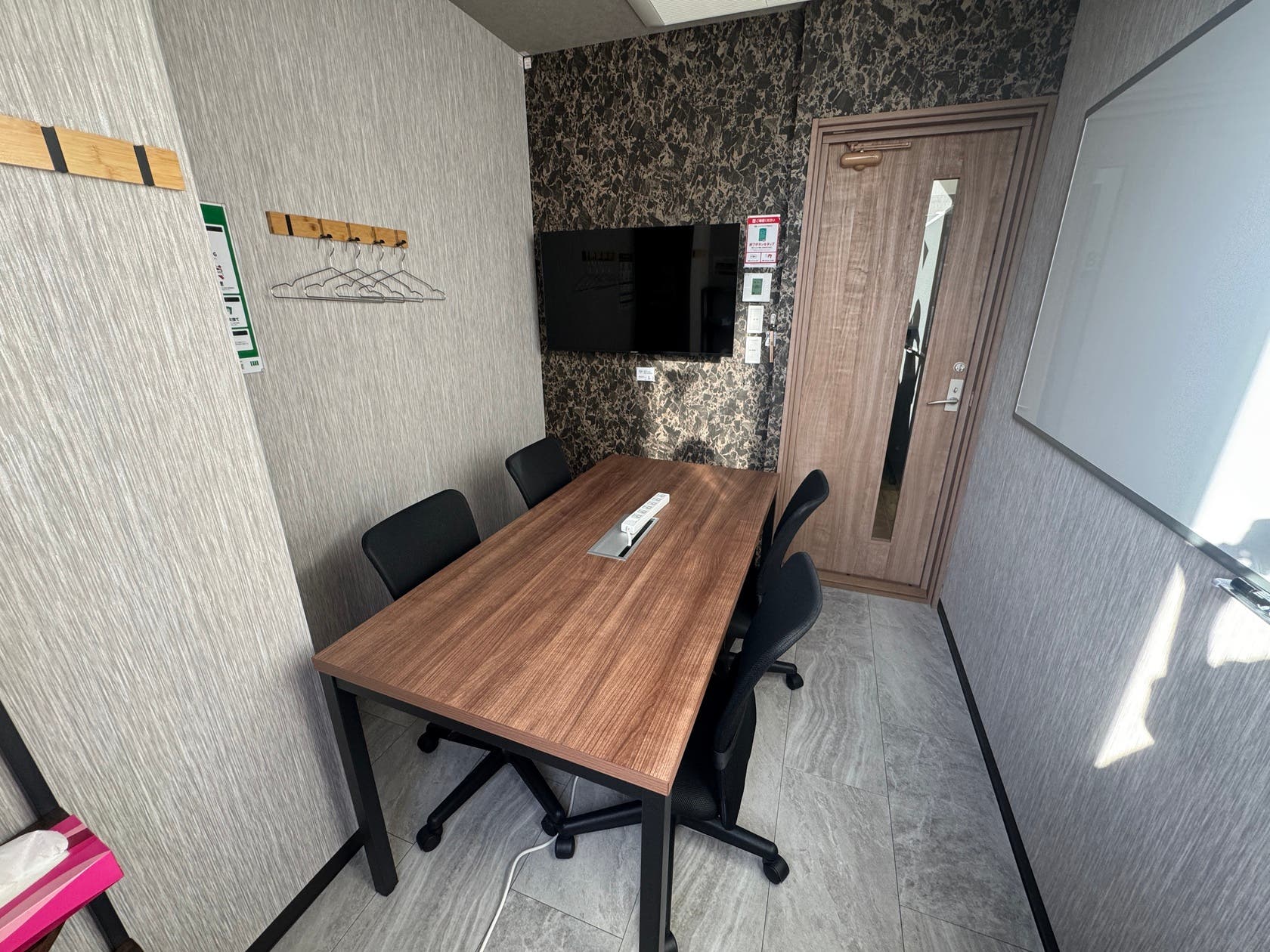 【神田駅から徒歩1分】モニター・フリードリンク付き4名会議室（Room G）※予約時間前は入室不可の写真5