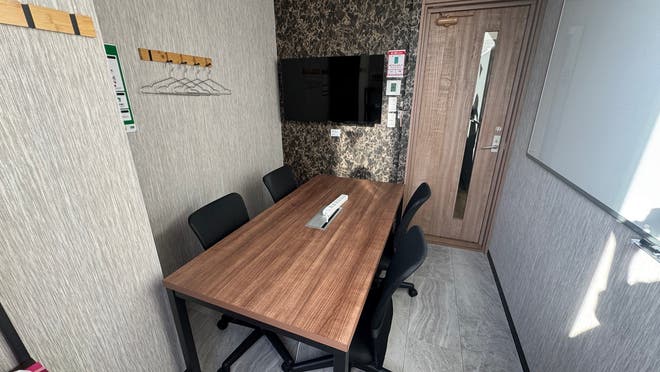 【神田駅から徒歩1分】モニター・フリードリンク付き4名会議室(Room G)※予約時間前は入室不可の写真5