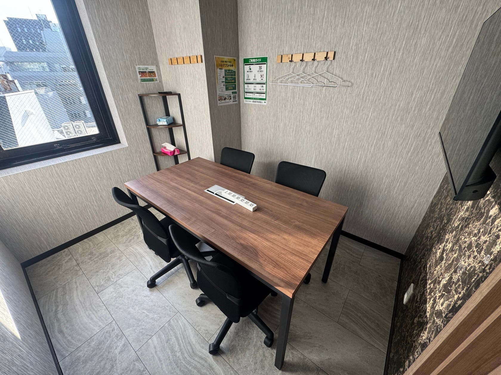 【神田駅から徒歩1分】モニター・フリードリンク付き4名会議室（Room G）※予約時間前は入室不可の写真6