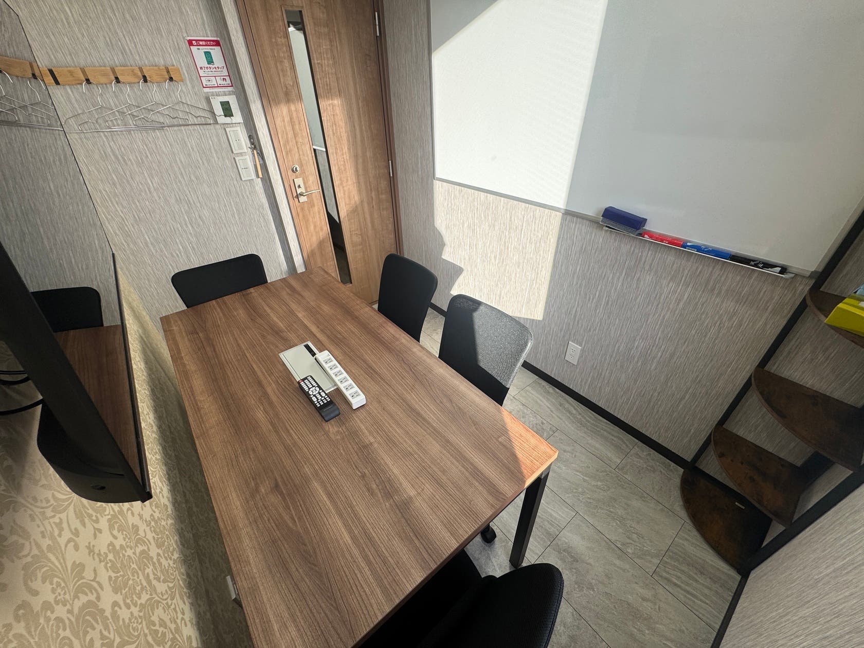 【神田駅から徒歩1分】モニター・フリードリンク付き4名会議室（Room F）※予約時間前は入室不可の写真4