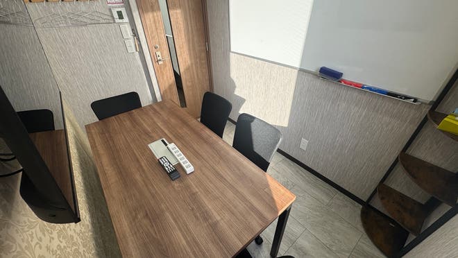 【神田駅から徒歩1分】モニター・フリードリンク付き4名会議室(Room F)※予約時間前は入室不可の写真4