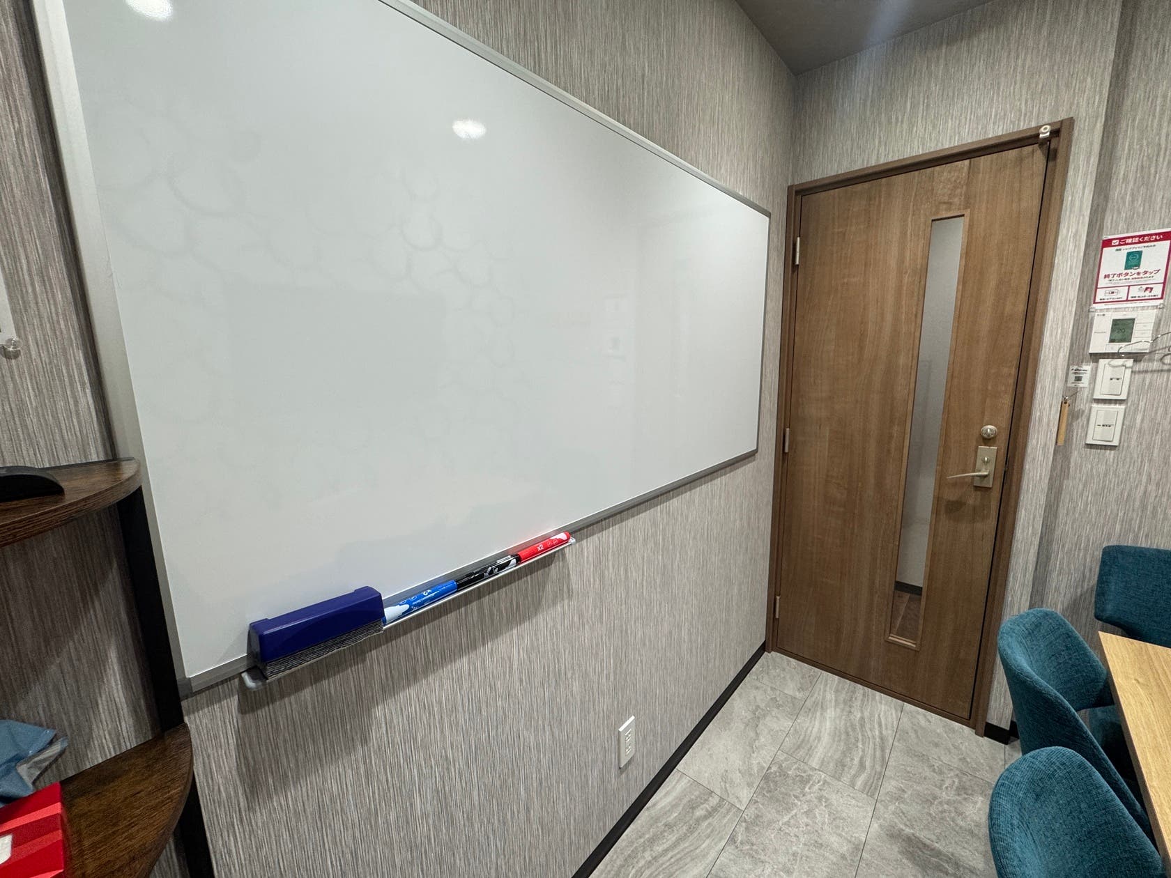 【神田駅から徒歩1分】モニター・フリードリンク付き4名会議室（Room E）※予約時間前は入室不可の写真3