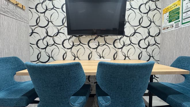 【神田駅から徒歩1分】モニター・フリードリンク付き4名会議室(Room E)※予約時間前は入室不可の写真4