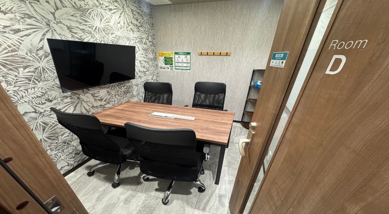 【神田駅から徒歩1分】モニター・フリードリンク付き4名会議室（Room D）※予約時間前は入室不可