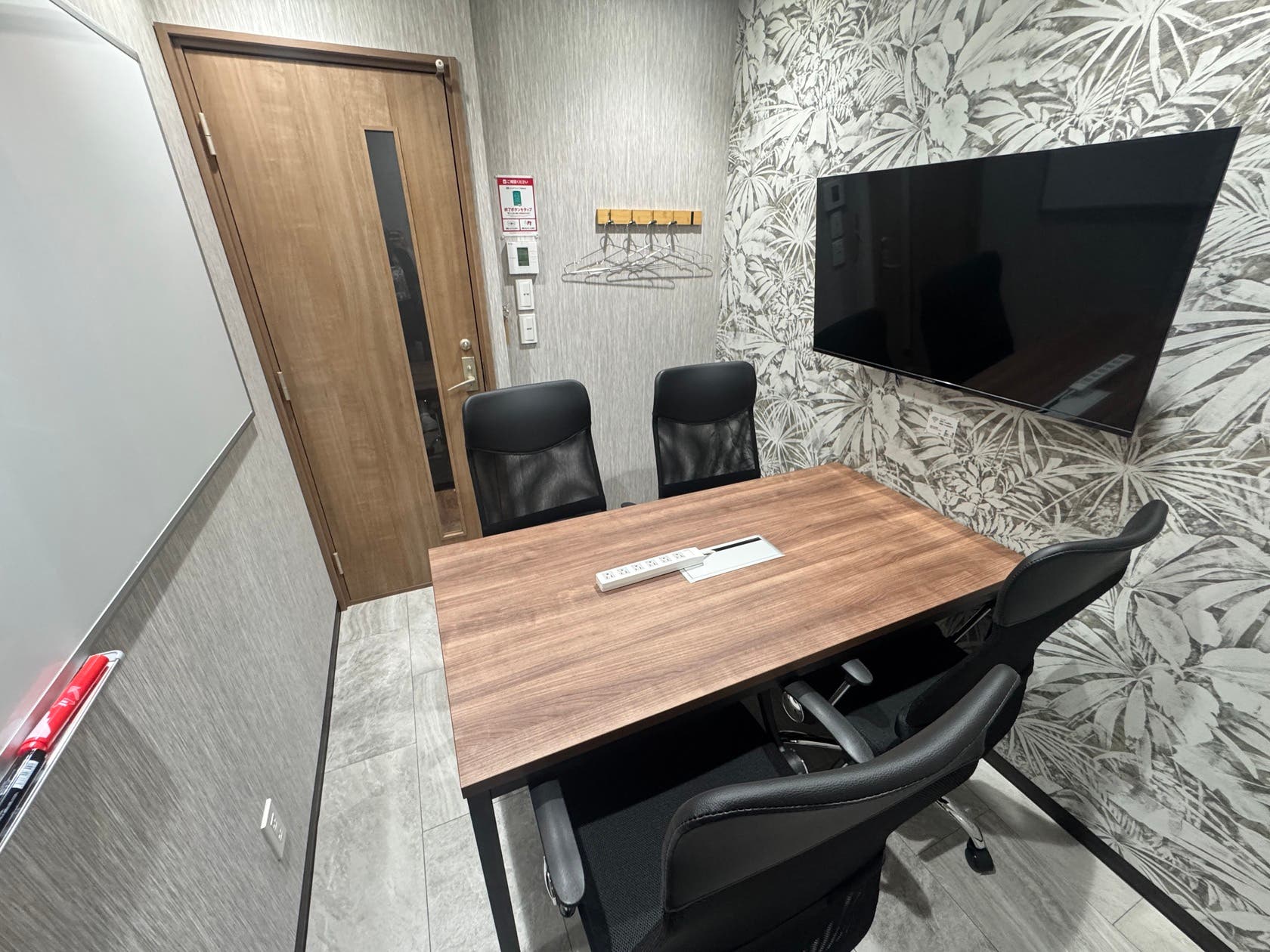 【神田駅から徒歩1分】モニター・フリードリンク付き4名会議室（Room D）※予約時間前は入室不可の写真2