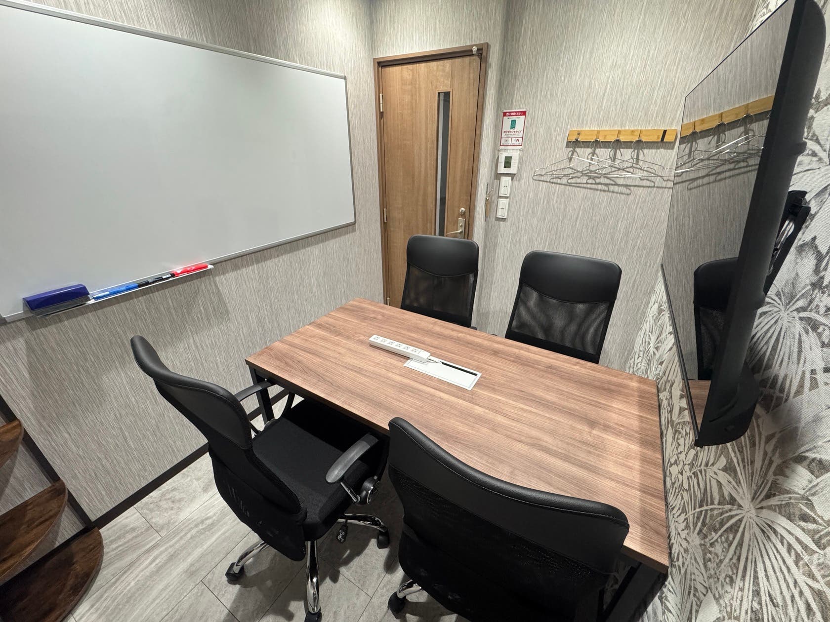 【神田駅から徒歩1分】モニター・フリードリンク付き4名会議室（Room D）※予約時間前は入室不可の写真3