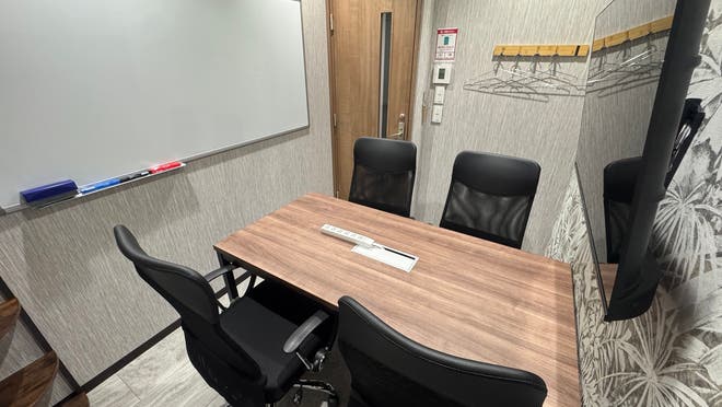 【神田駅から徒歩1分】モニター・フリードリンク付き4名会議室(Room D)※予約時間前は入室不可の写真3