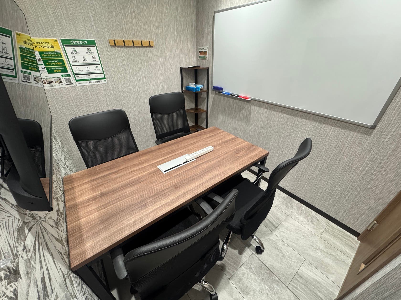 【神田駅から徒歩1分】モニター・フリードリンク付き4名会議室（Room D）※予約時間前は入室不可の写真4