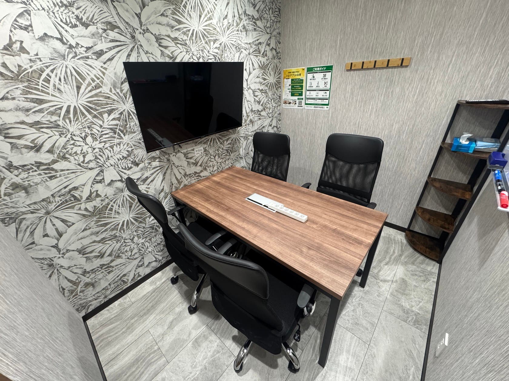 【神田駅から徒歩1分】モニター・フリードリンク付き4名会議室（Room D）※予約時間前は入室不可の写真5
