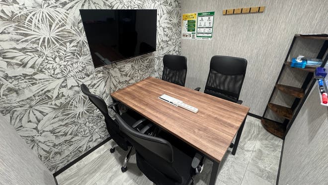 【神田駅から徒歩1分】モニター・フリードリンク付き4名会議室(Room D)※予約時間前は入室不可の写真5