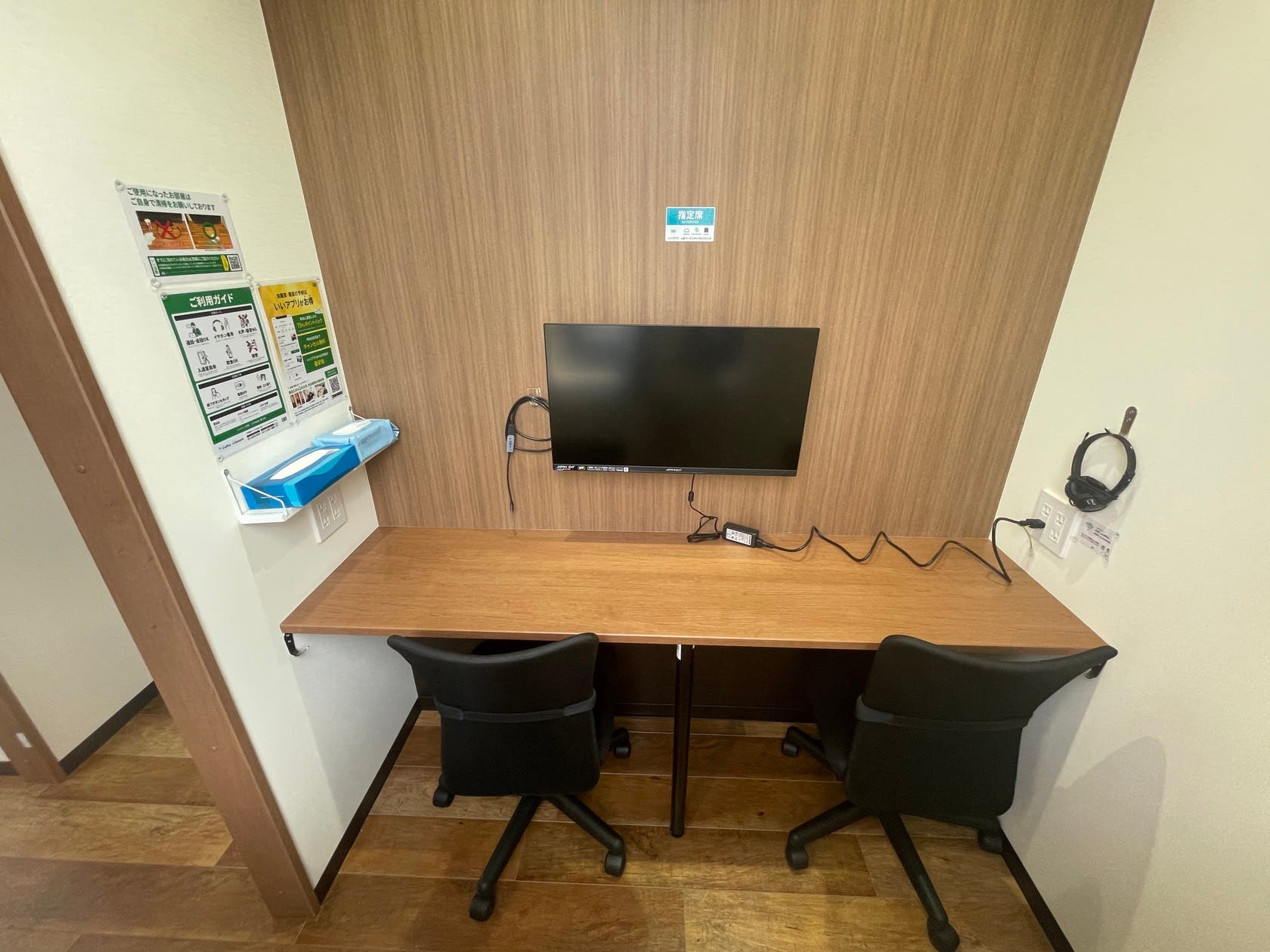 【神田駅から徒歩1分】モニター・フリードリンク付き2名半個室（ブース22）※予約時間前は入室不可の写真1