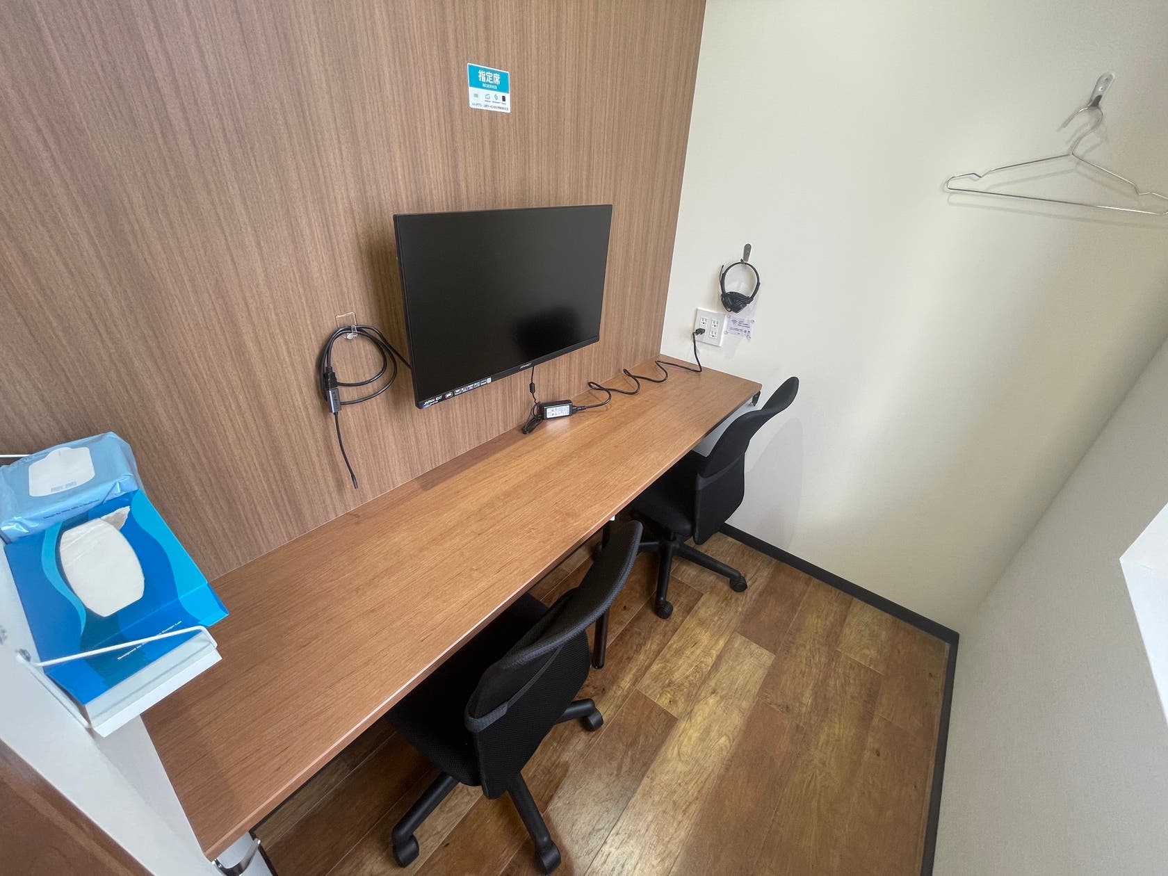 【神田駅から徒歩1分】モニター・フリードリンク付き2名半個室（ブース22）※予約時間前は入室不可の写真2