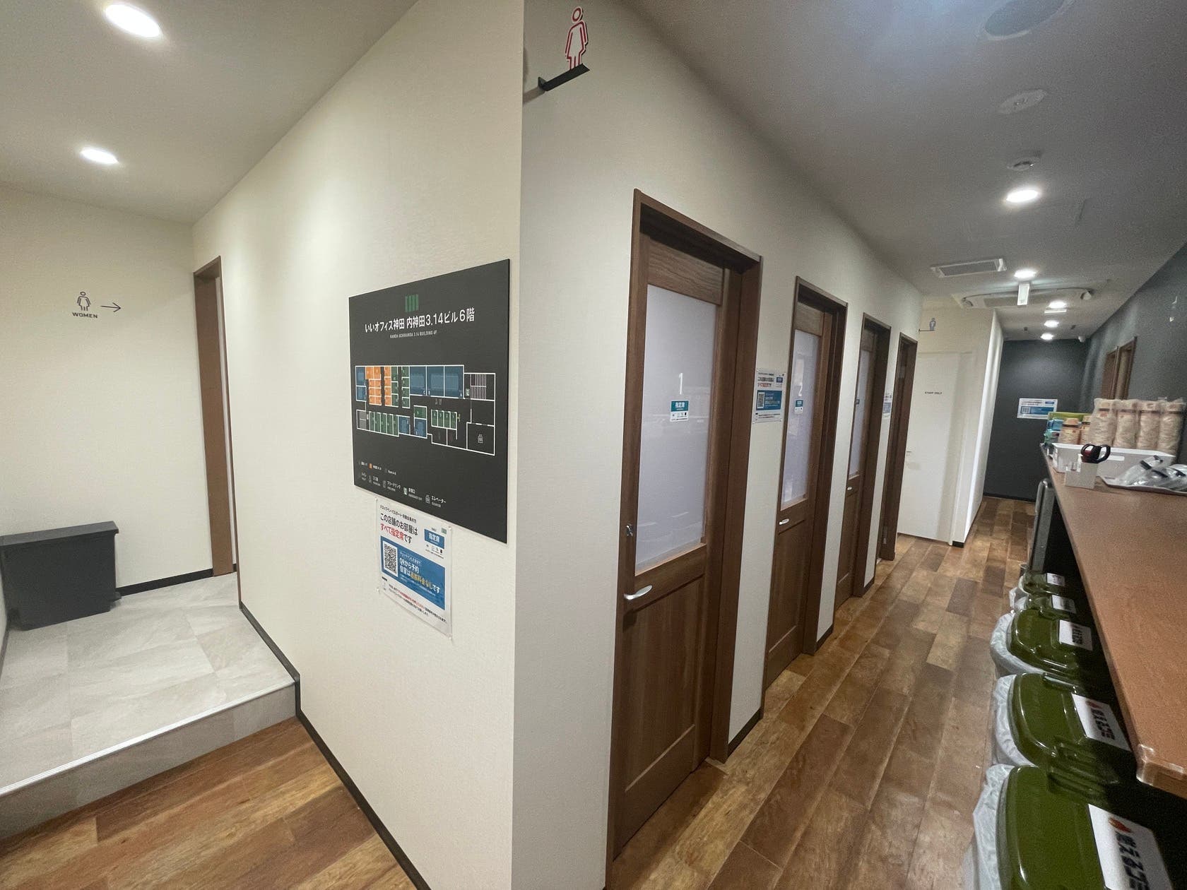 【神田駅から徒歩1分】モニター・フリードリンク付き2名半個室（ブース22）※予約時間前は入室不可の写真4